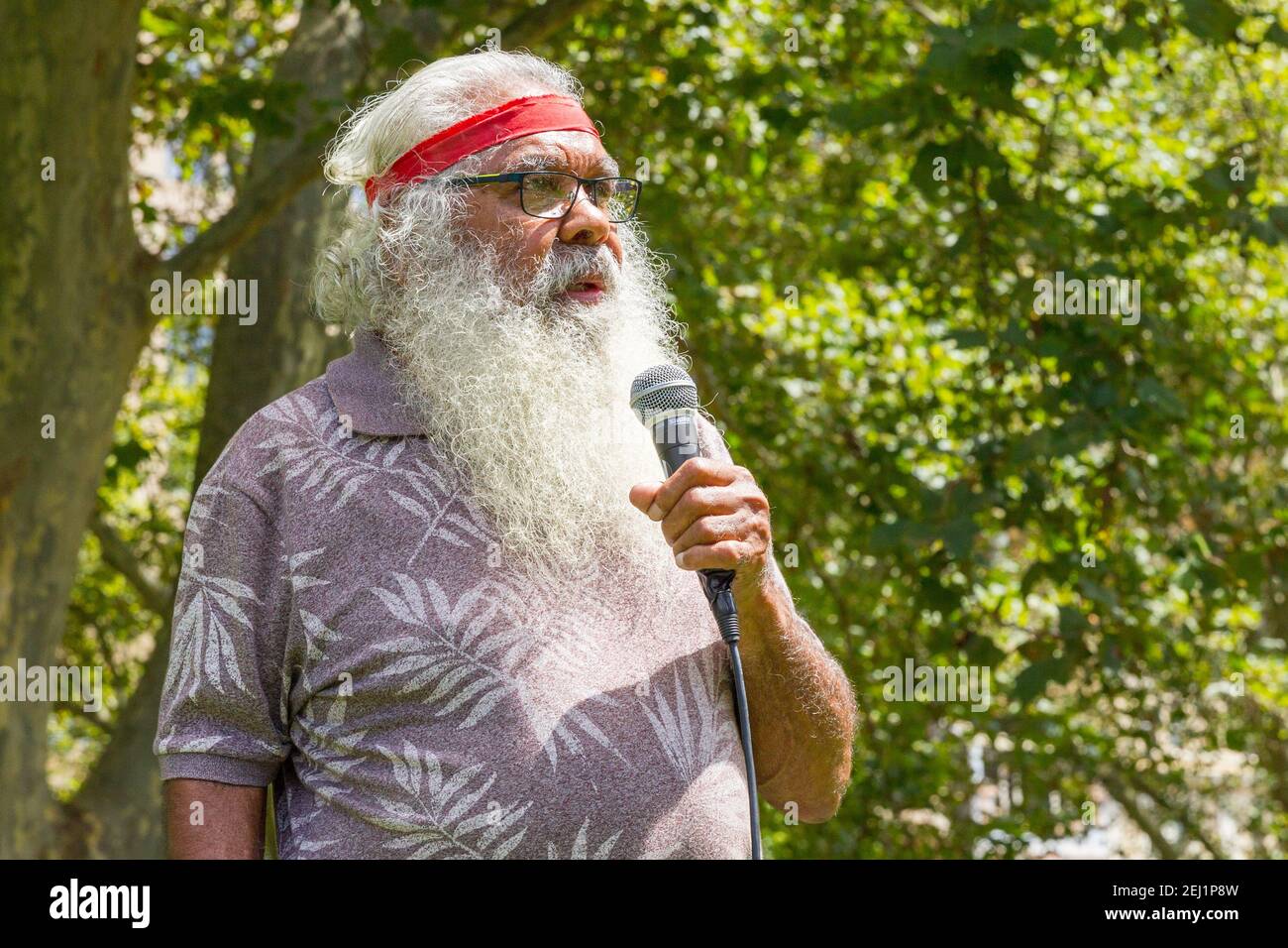 Australian aboriginal elder uncle max hi-res stock photography and ...