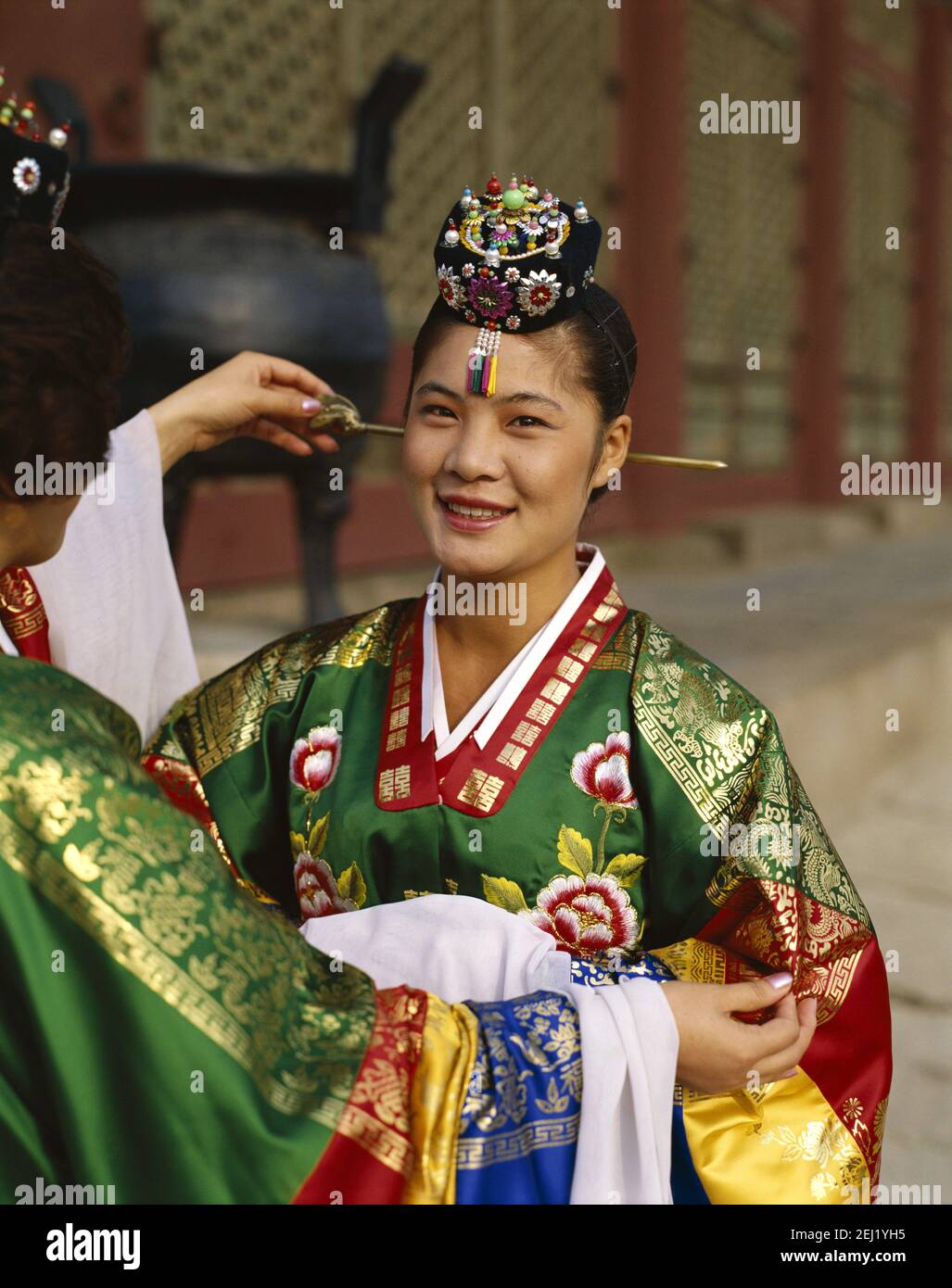 Asia,South Korea, Seoul,portrait of a pretty smiling Korean girl ...