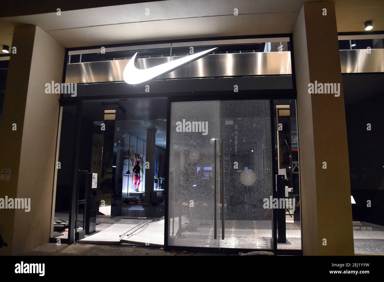 Entrance of the official Nike store in Barcelona completely destroyed ...