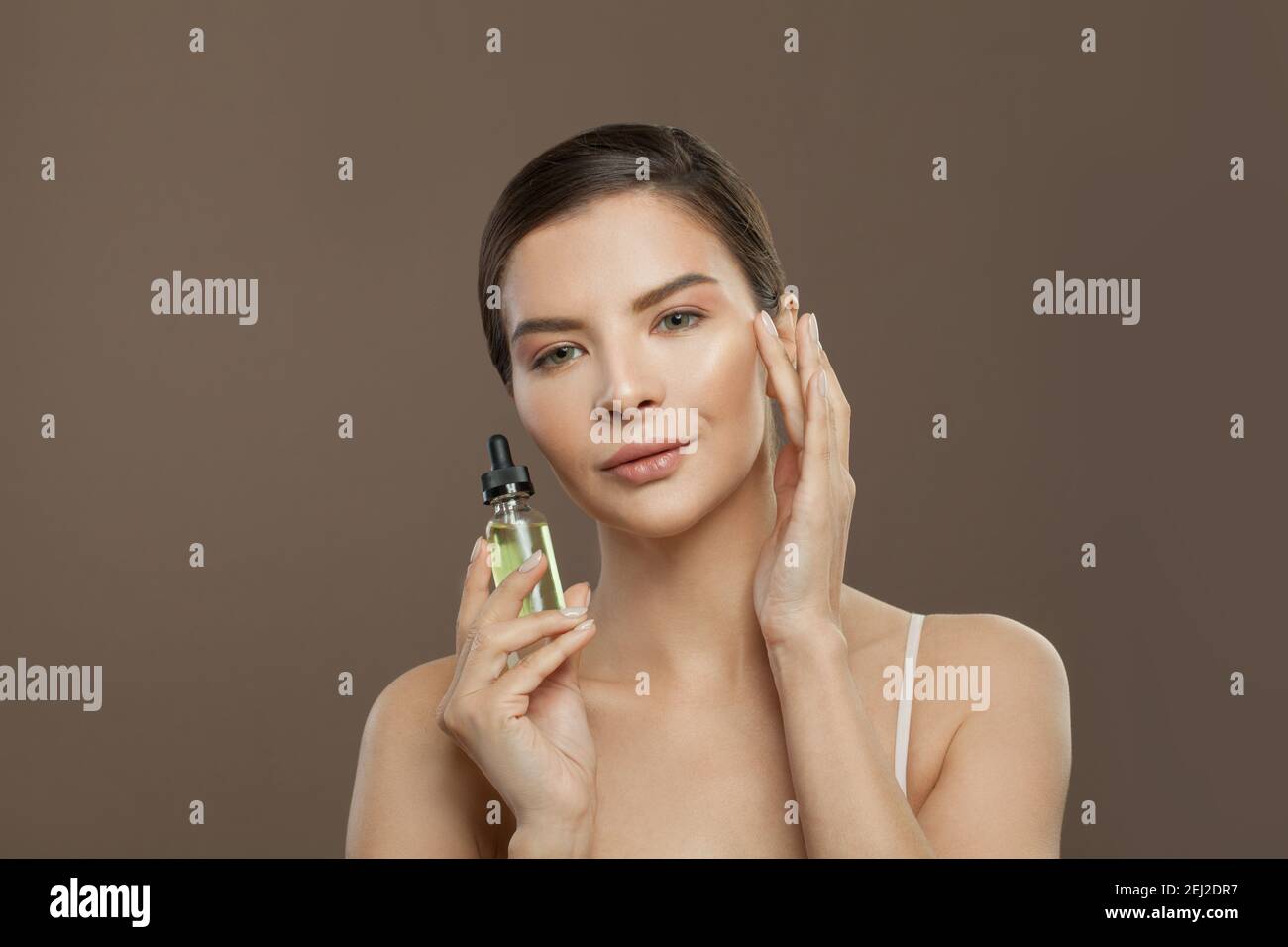 Perfect spa woman spa model holding cosmetic oil. Facial treatment ...