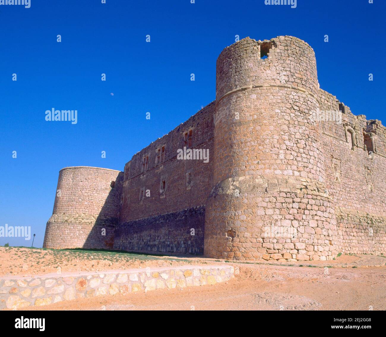 TORREON DEL CASTILLO DE GARCIMUÑOZ - SIGLO XV - FOTO AÑOS 90. Location ...