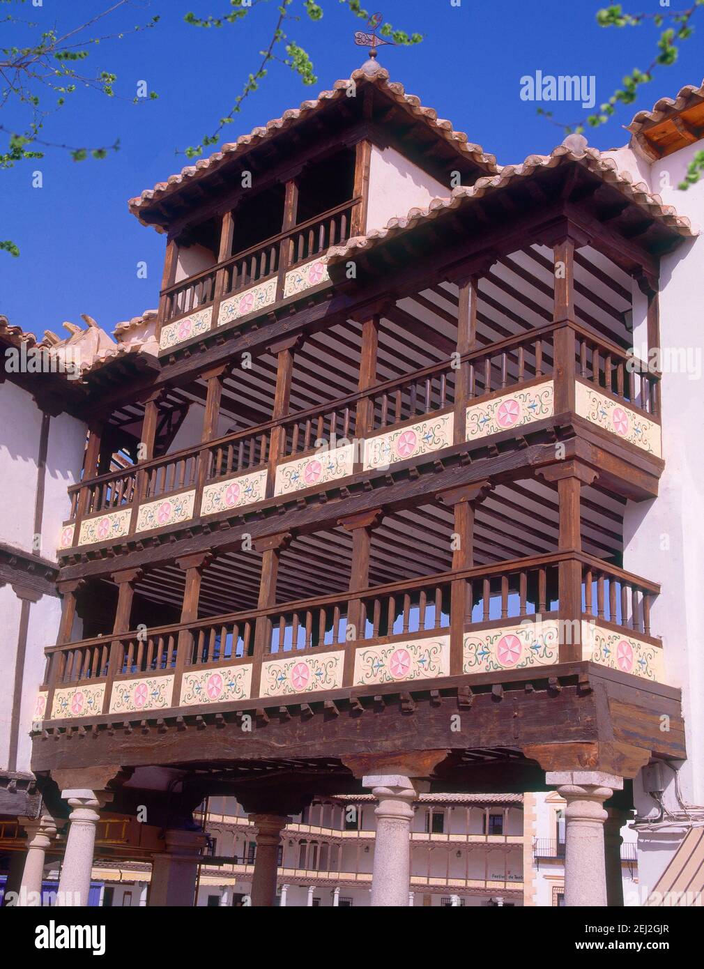 ESTRUCTURA ADINTELADA DE MADERA - ACCESO PORTICADO A LA PLAZA MAYOR ...