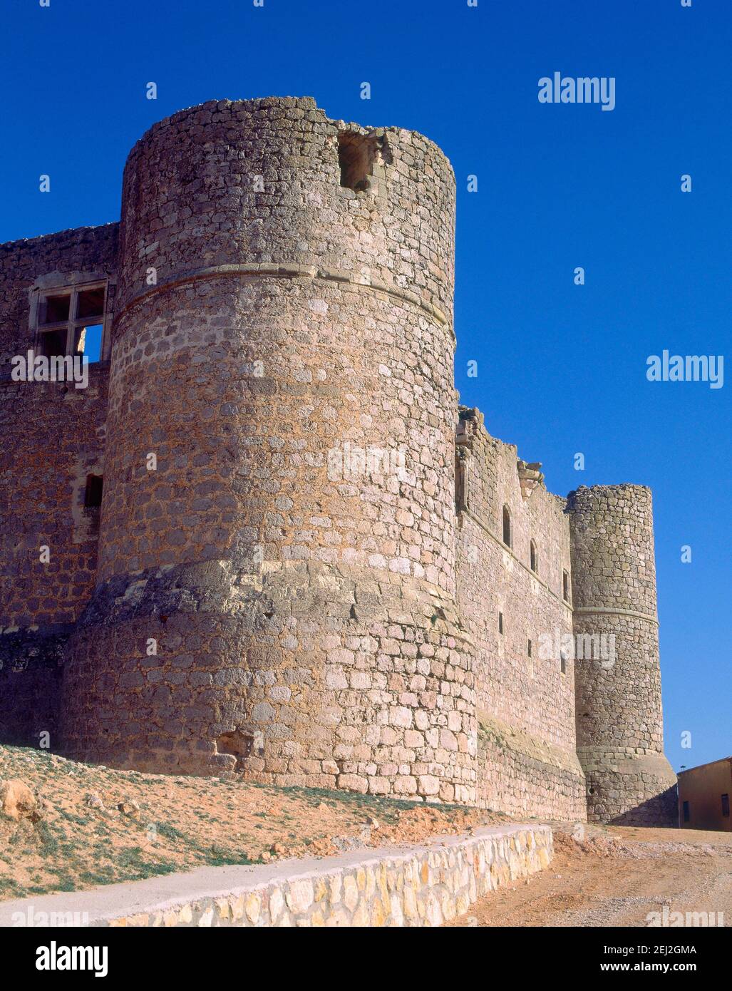 TORREON DEL CASTILLO DE GARCIMUÑOZ - SIGLO XV - FOTO AÑOS 90. Location ...