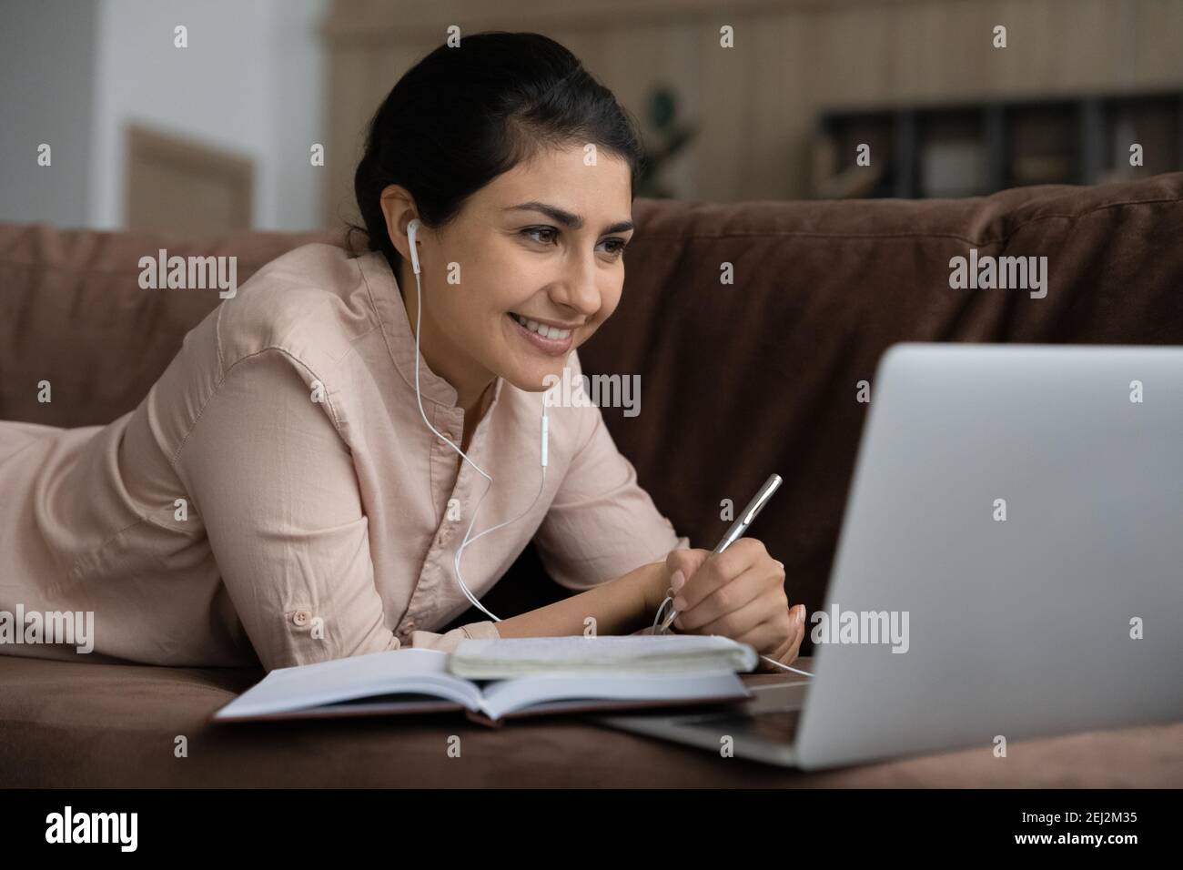 Indian teen on computer hi-res stock photography and images - Alamy
