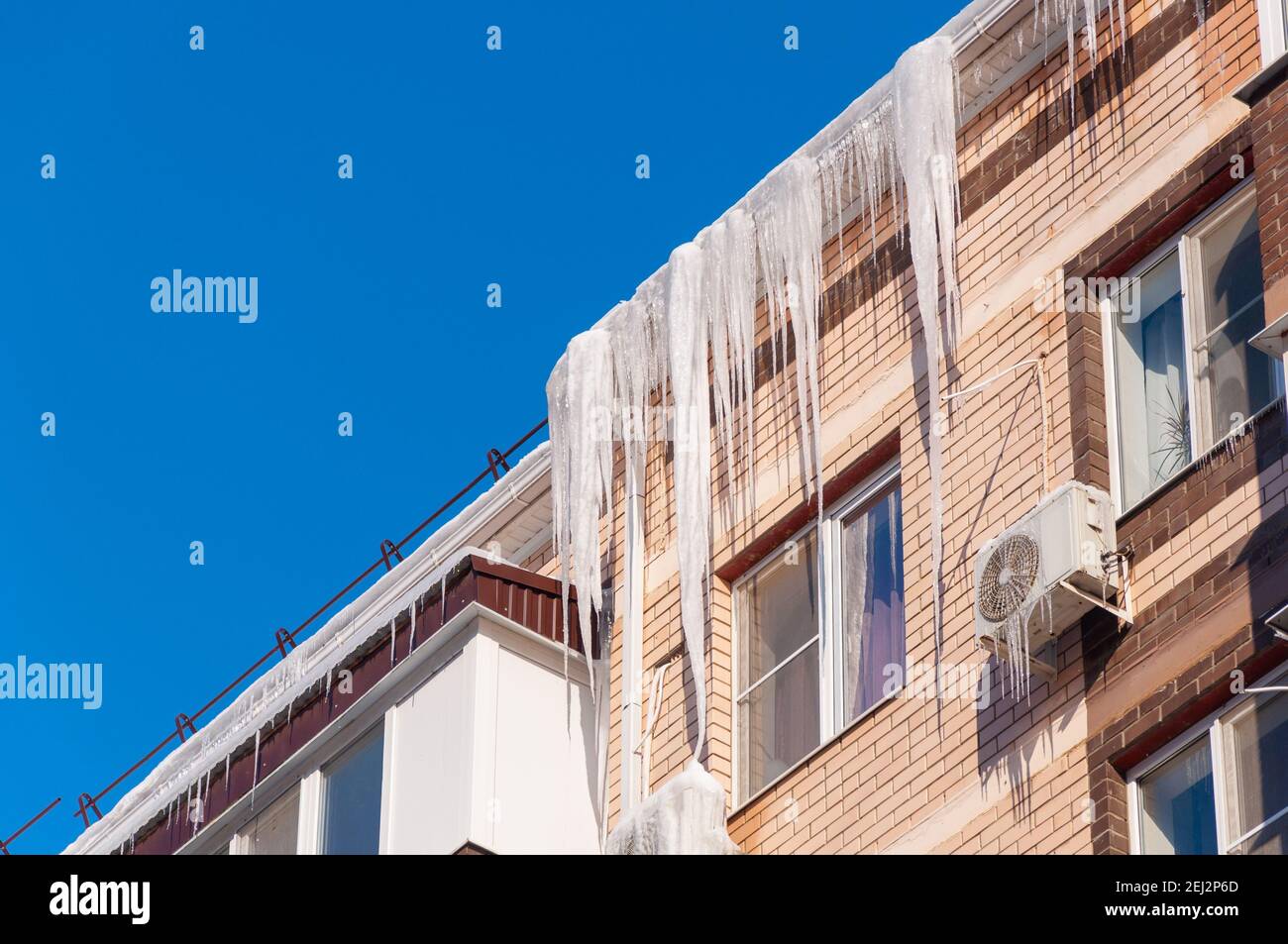 Overhanging balcony hi-res stock photography and images - Alamy