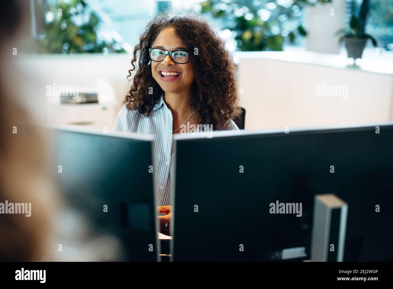 Woman behind office reception desk hi-res stock photography and images ...