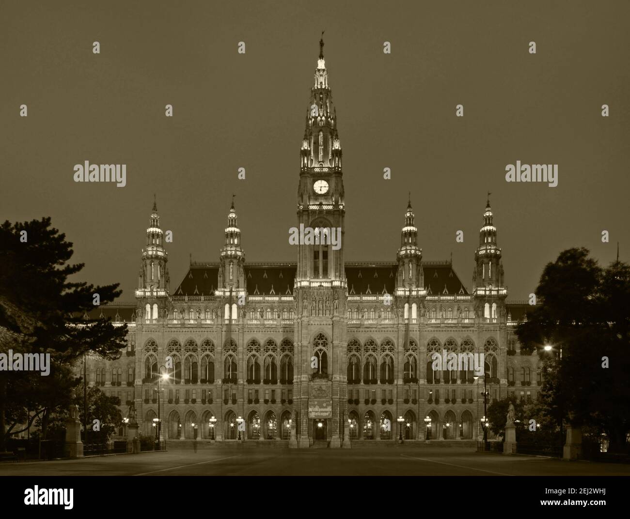 Townhouse – Wiener Rathaus in Vienna. Austria Stock Photo - Alamy