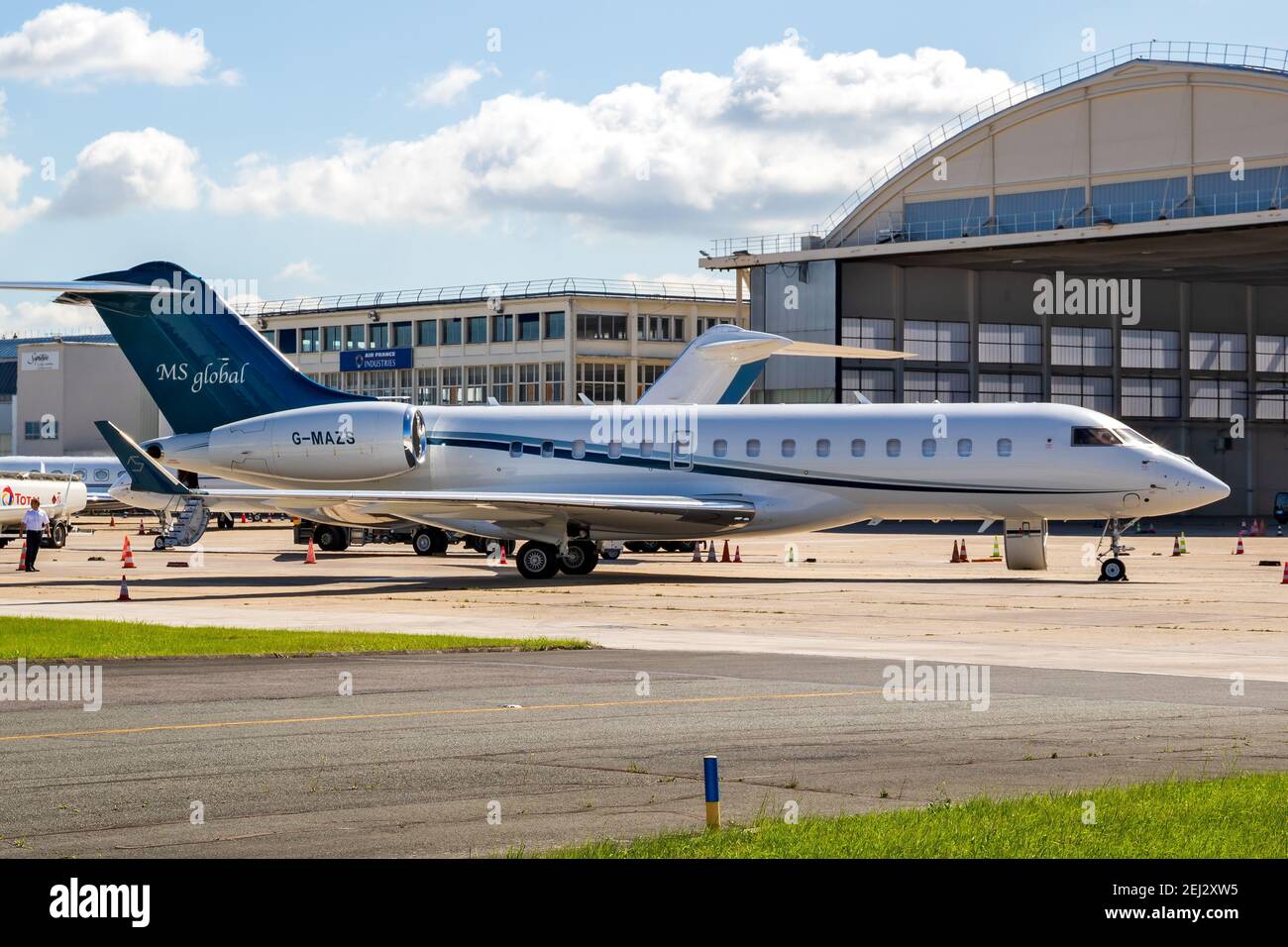 Global 6000 airplane hi-res stock photography and images - Alamy