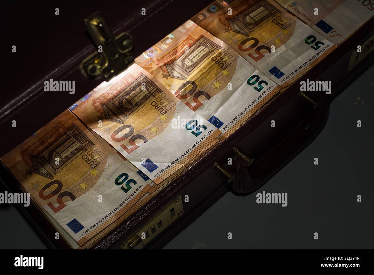Briefcase money hi-res stock photography and images - Alamy