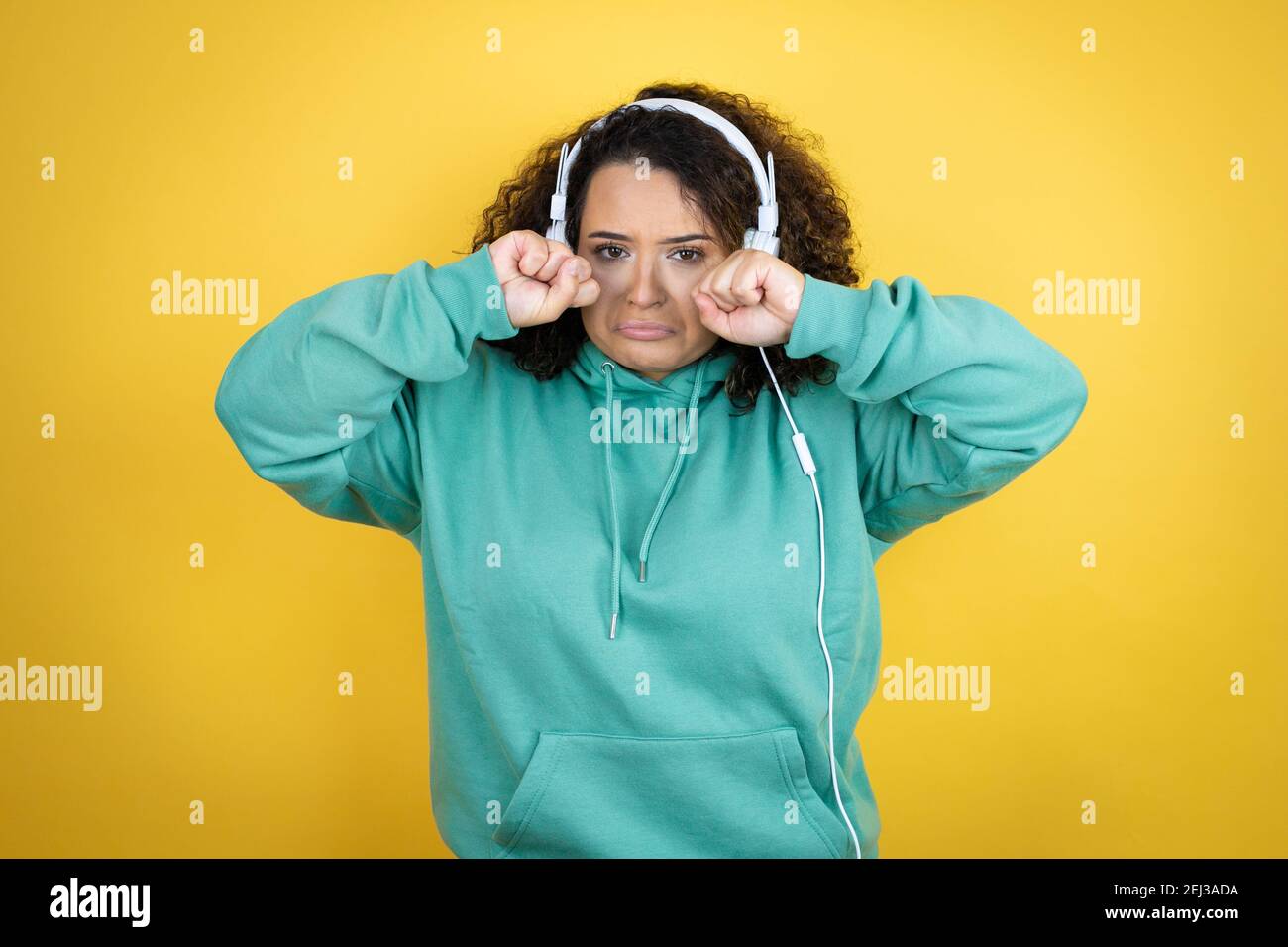 Person crying headphones hi-res stock photography and images - Alamy