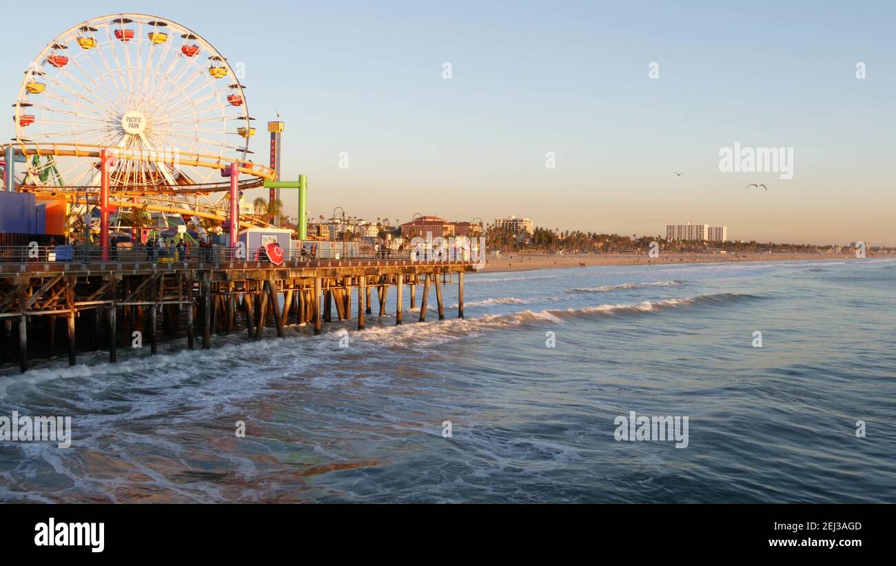 SANTA MONICA, LOS ANGELES CA USA - 19 DEC 2019: Classic ferris wheel in ...