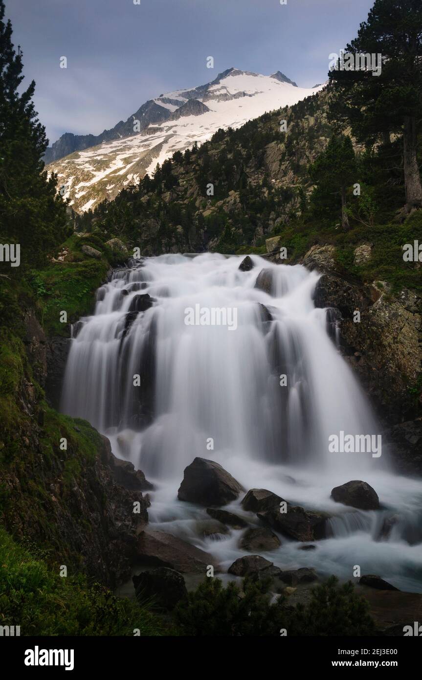 Plan and Forau d'Aigualluts (meadow and waterfall) under the Aneto ...