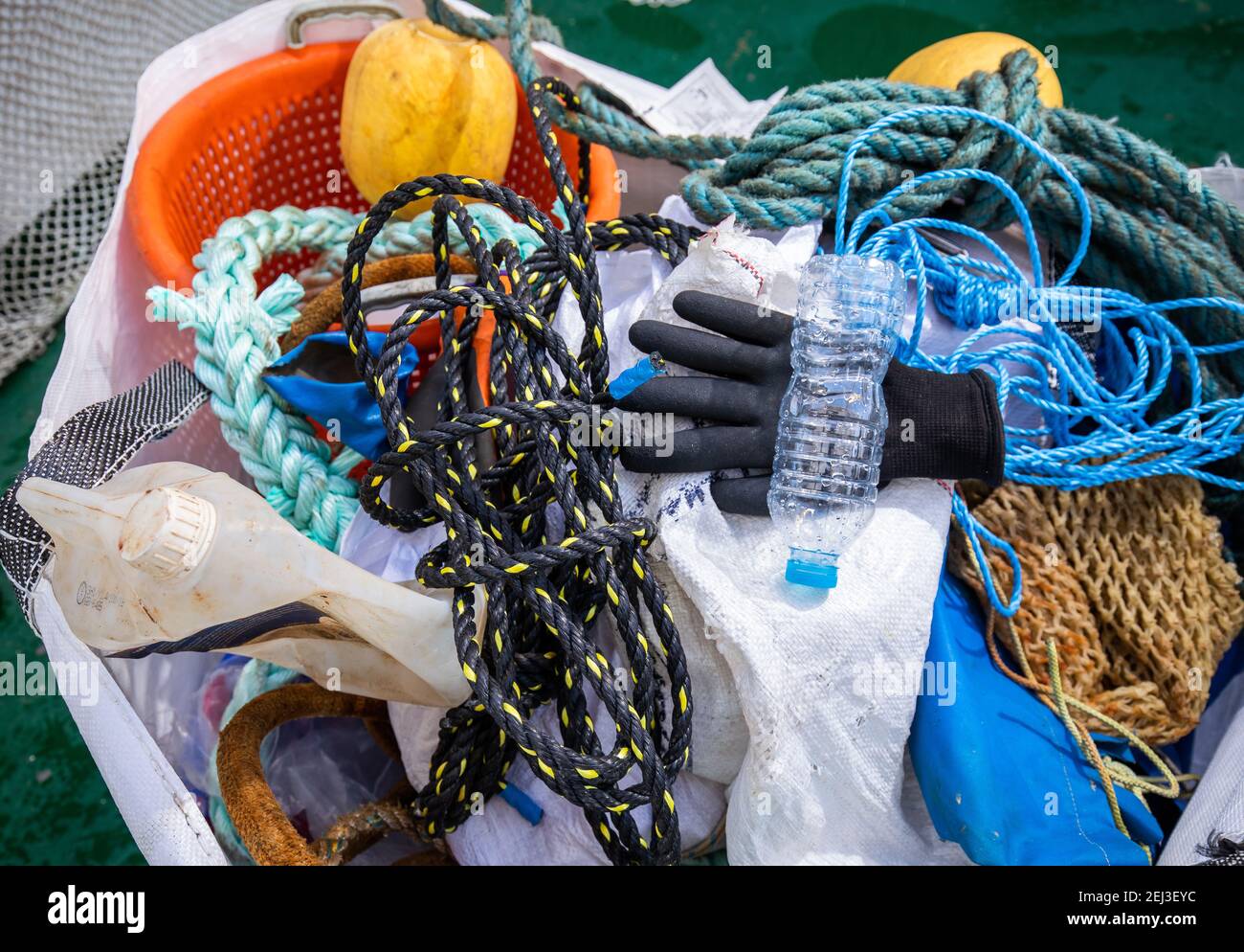 Sea rubbish hi-res stock photography and images - Alamy