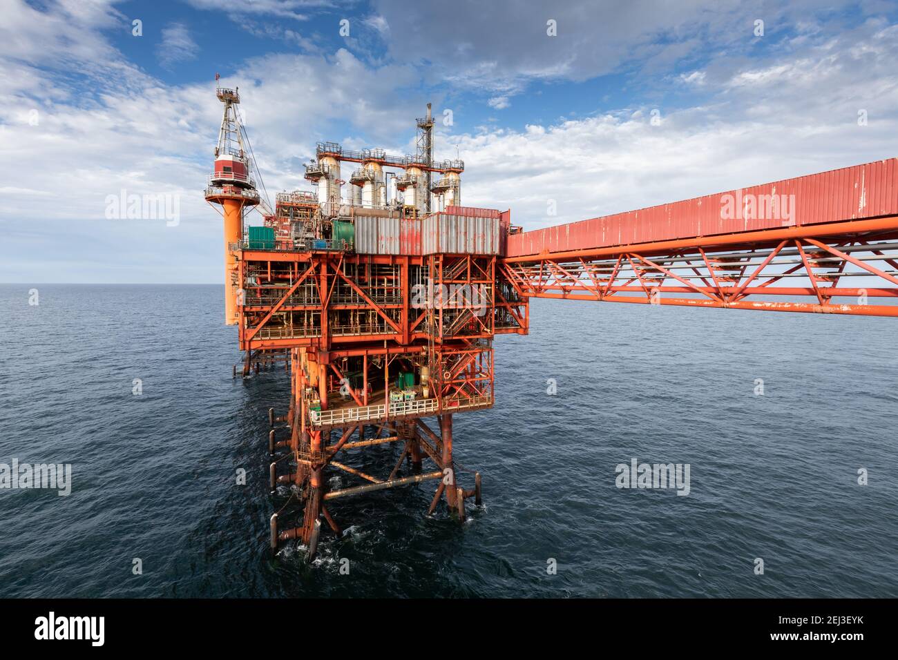 Oil rig sea hi-res stock photography and images - Alamy