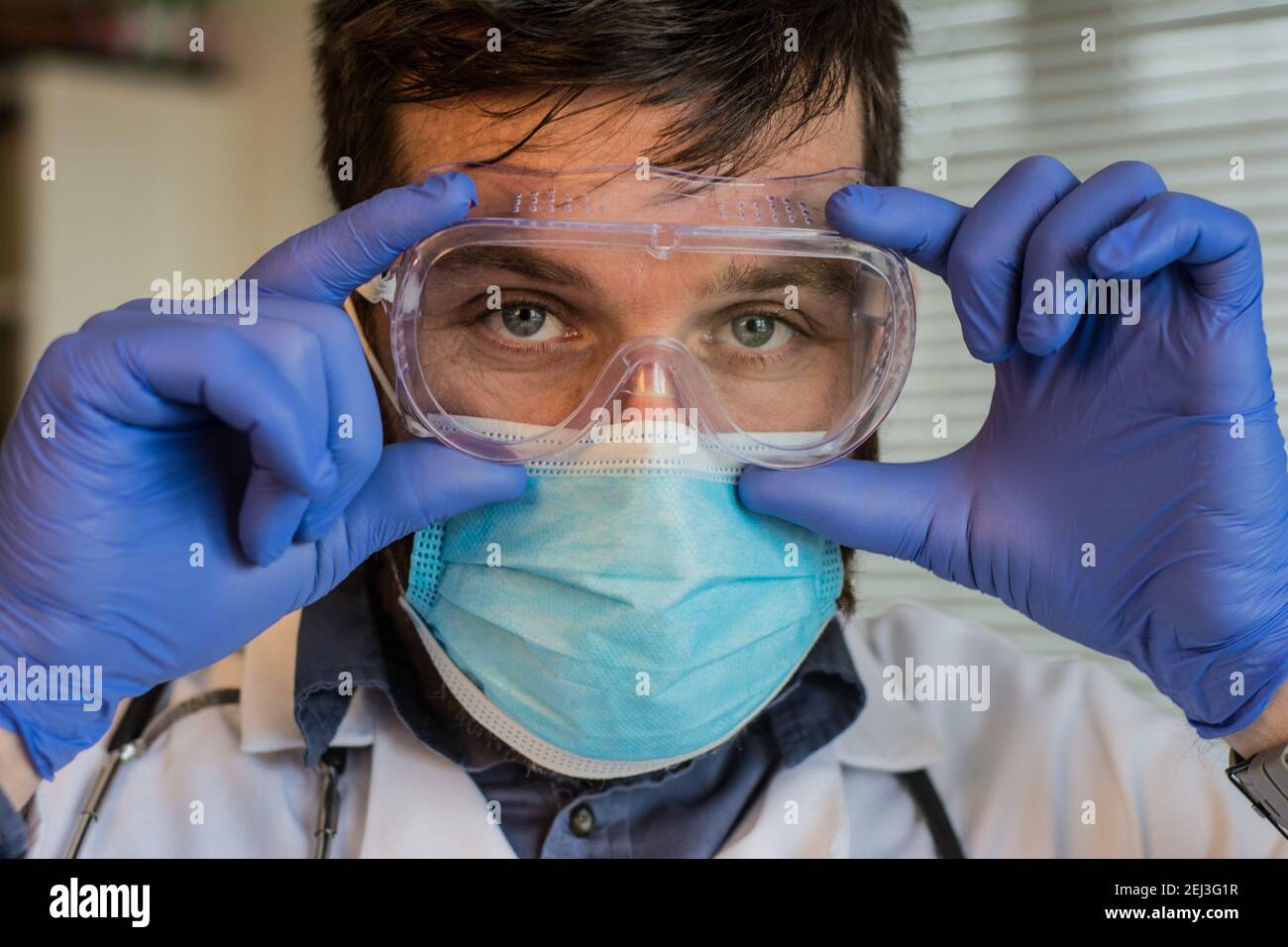 Putting on goggles hi-res stock photography and images - Alamy
