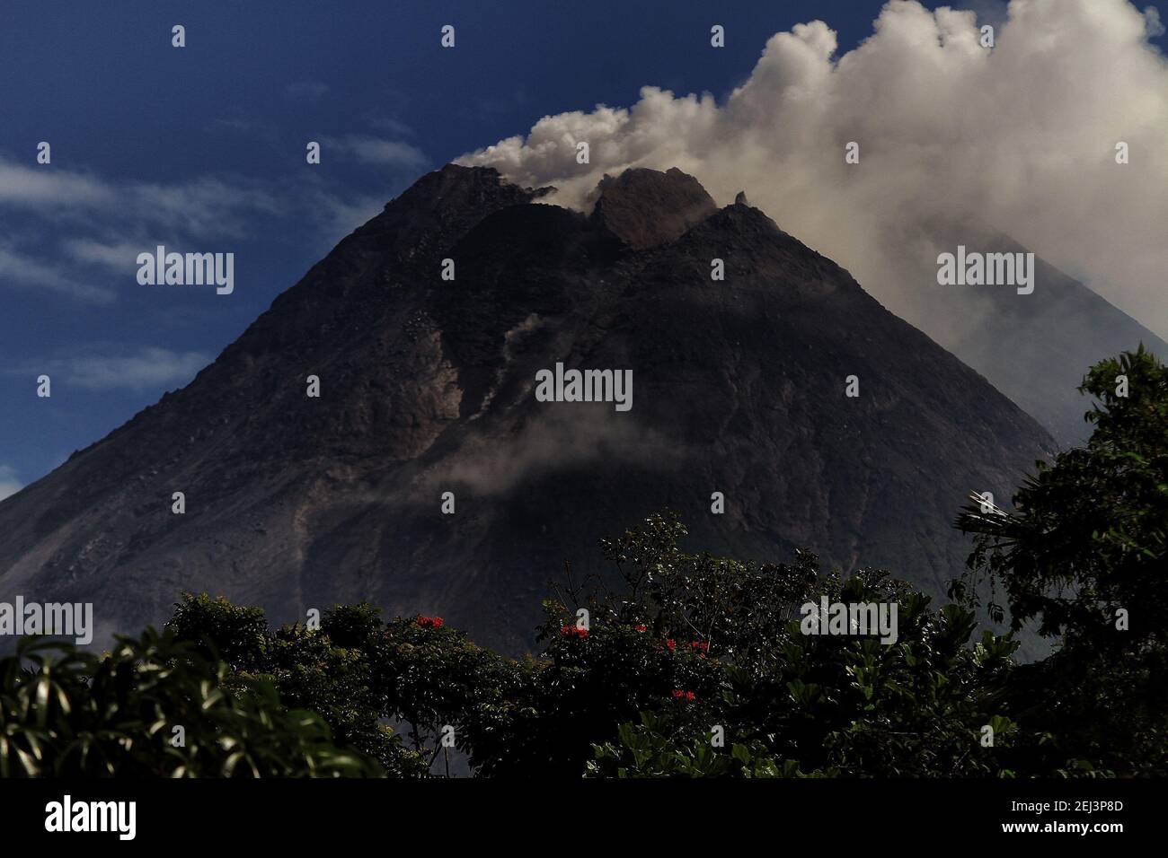 Larger explosive eruptions hi-res stock photography and images - Alamy