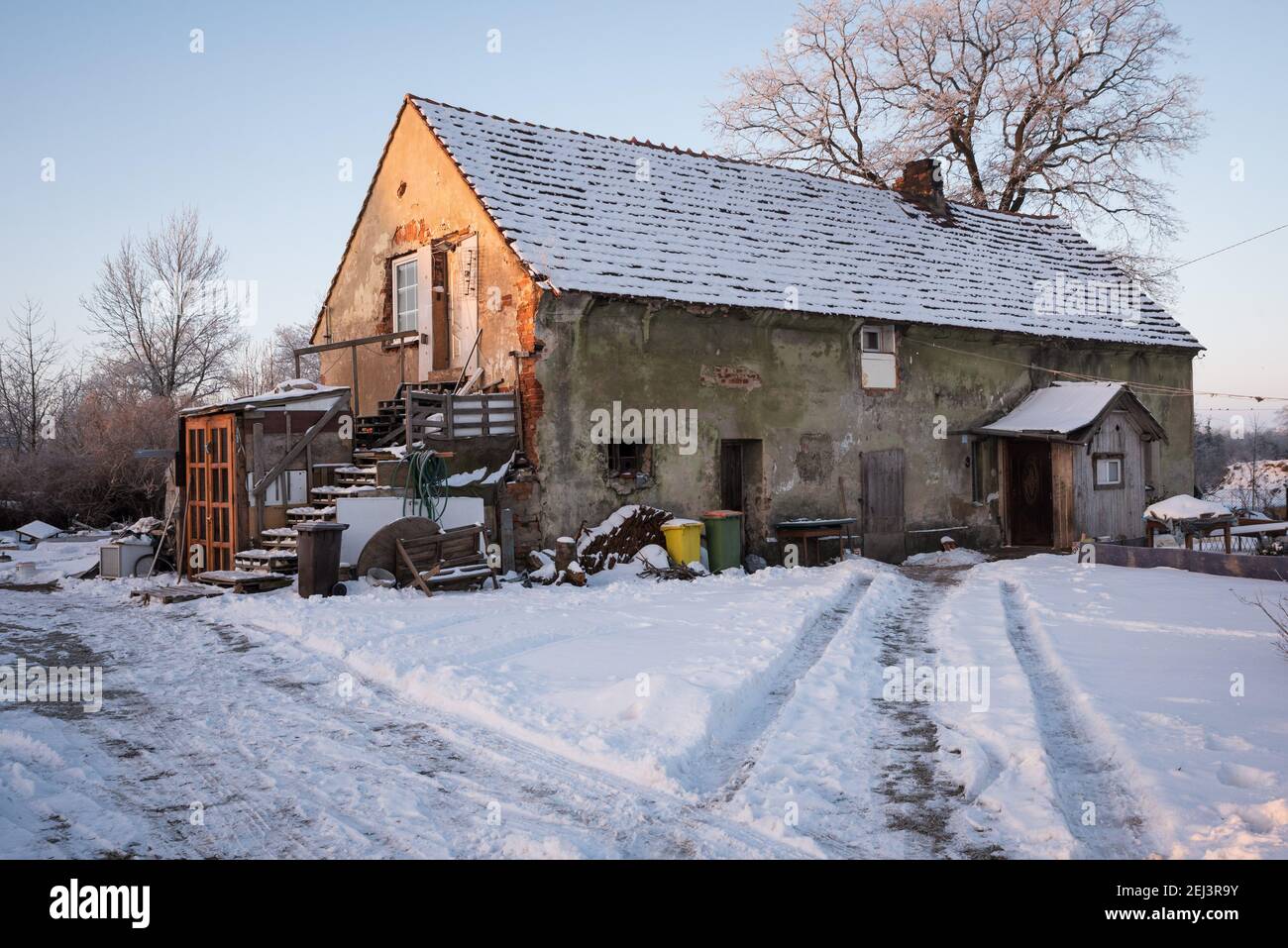 Poor condition of building hi-res stock photography and images - Alamy