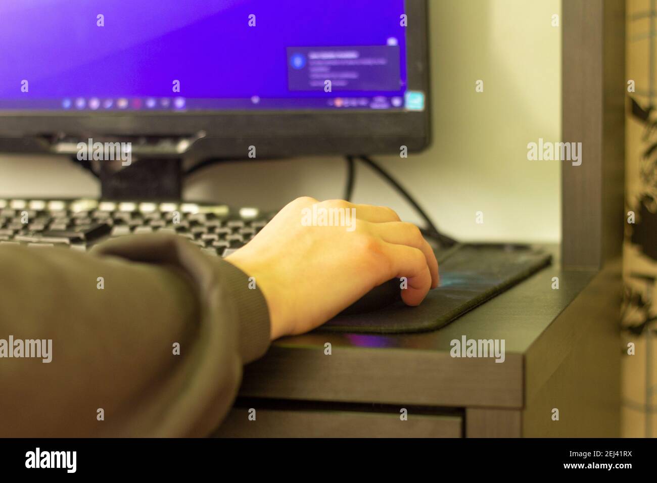 Hand on mouse gamer hi-res stock photography and images - Alamy