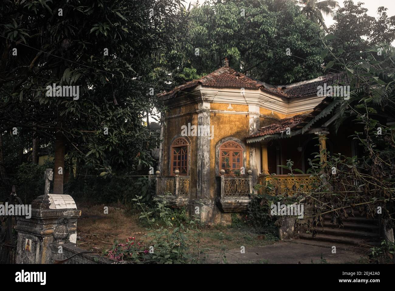 Old residential building india hi-res stock photography and images - Alamy