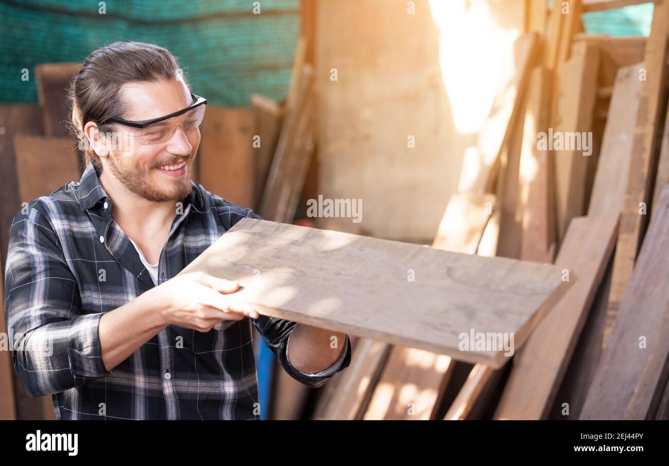 Selecting timber hi-res stock photography and images - Alamy