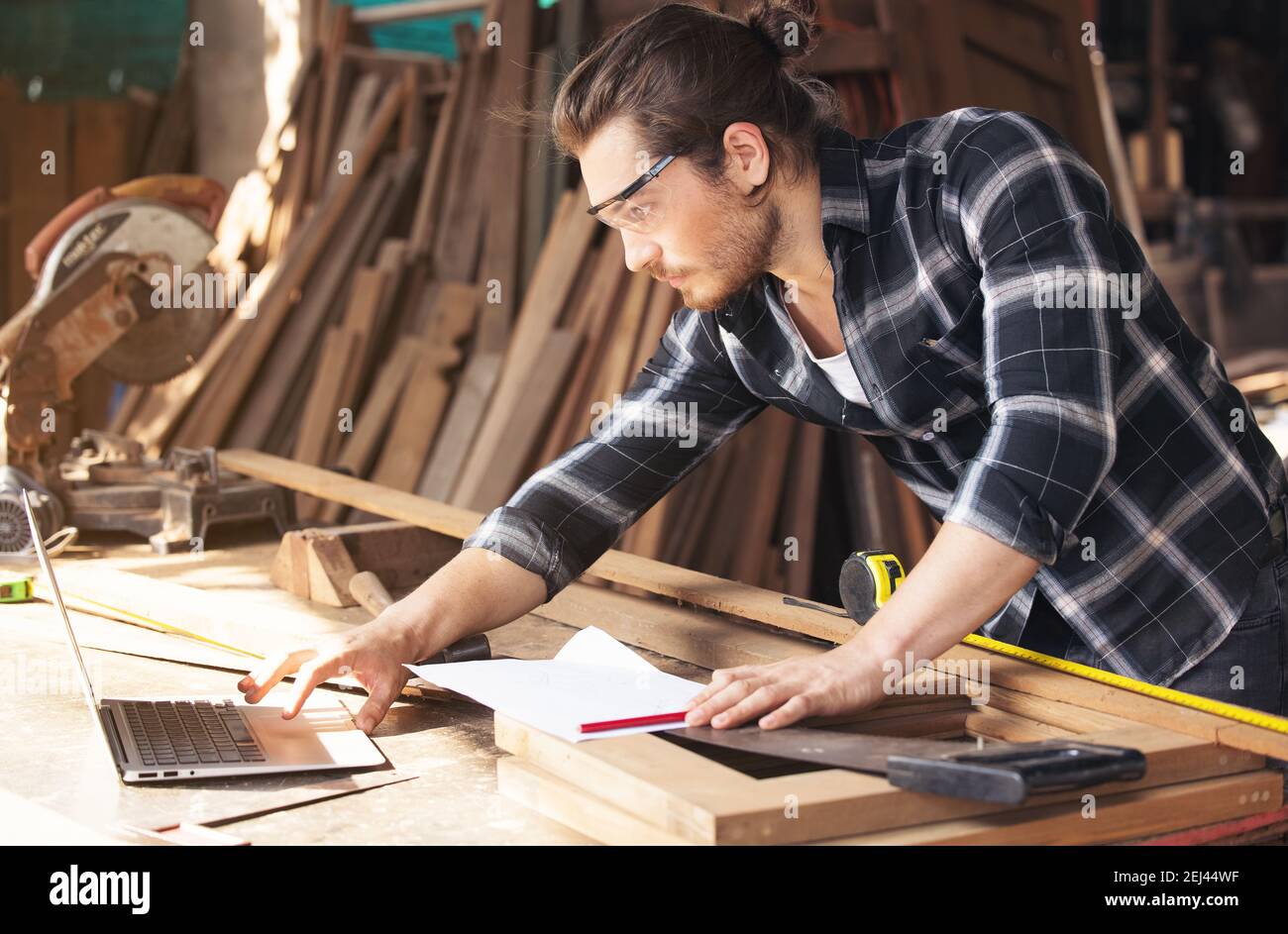 Man working standing workbench hi-res stock photography and images - Alamy