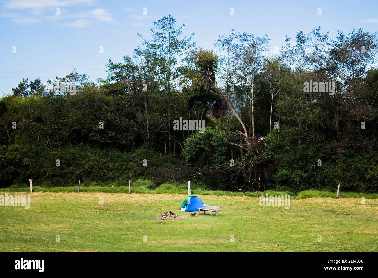 Small tent camping in field hi-res stock photography and images - Alamy