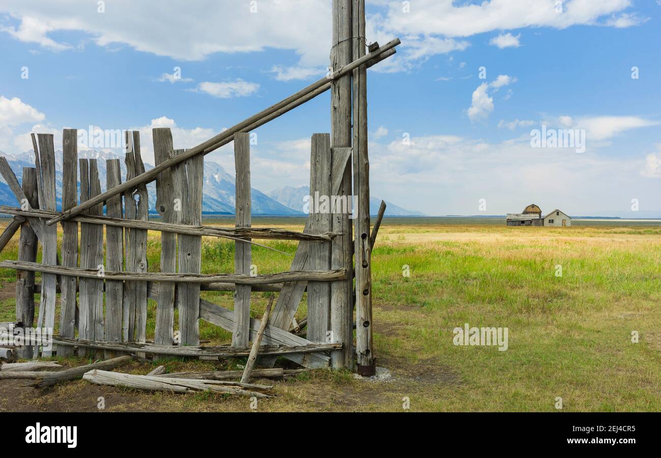 Rotten fencing hi-res stock photography and images - Alamy