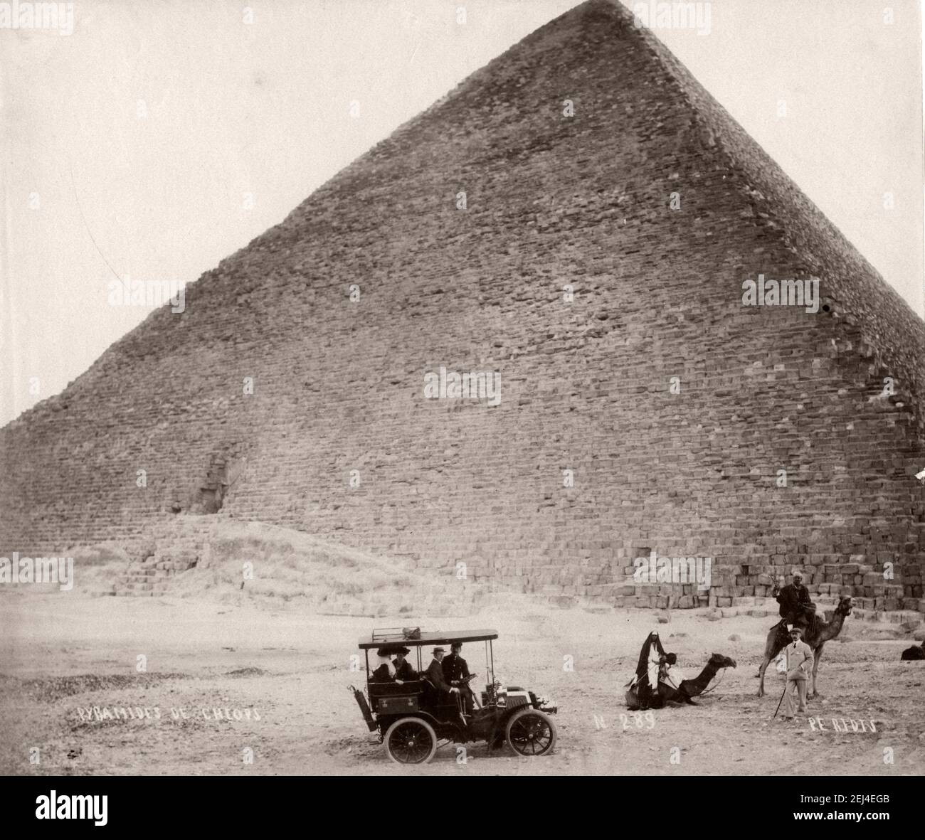 c.1910 - early motor car at the Great Pyramid, Egypt Stock Photo - Alamy