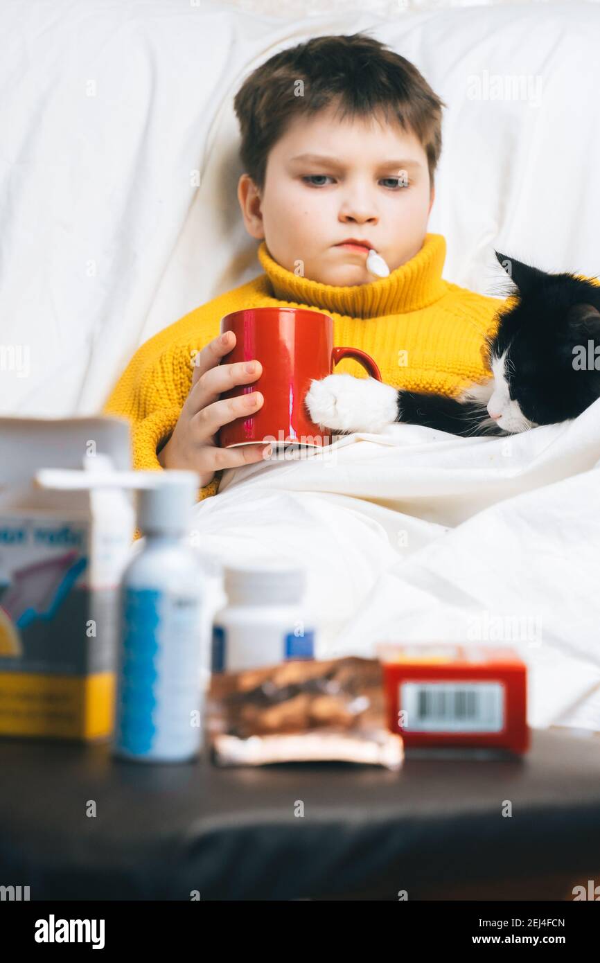 Sick black child temperature hospital hi-res stock photography and ...
