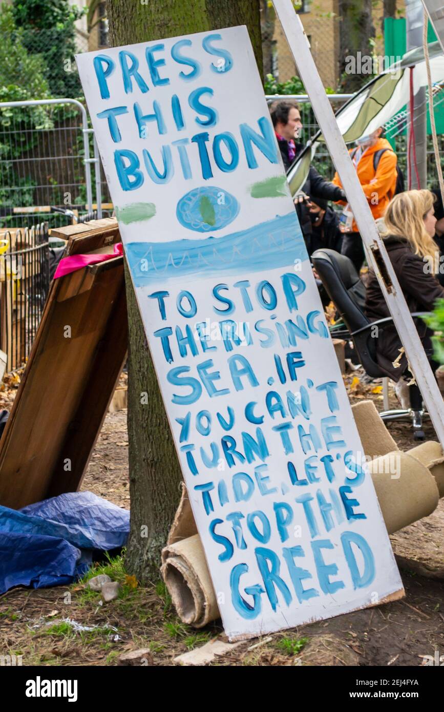 ISLINGTON, LONDON, ENGLAND- 18 November 2021: Save Our Trees protest ...