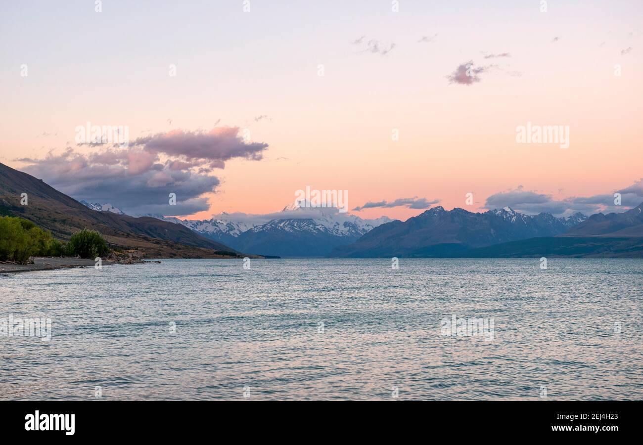Lake Pukaki with view of Mount Cook at sunset, Mount Cook National Park ...
