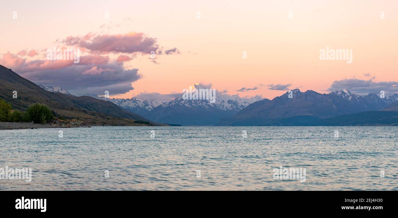 Evening lake pukaki hi-res stock photography and images - Alamy