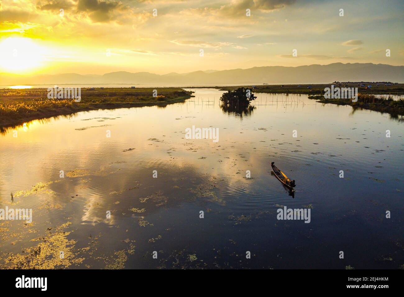 Burmese rowing boat hi-res stock photography and images - Alamy