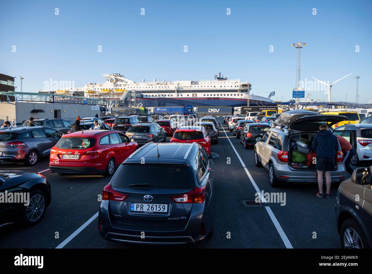 Traffic waiting for ferry hi-res stock photography and images - Alamy