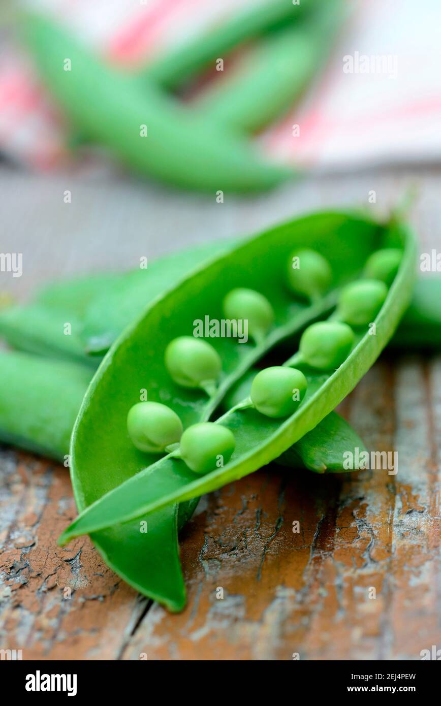 Open pea pod plant hi-res stock photography and images - Alamy