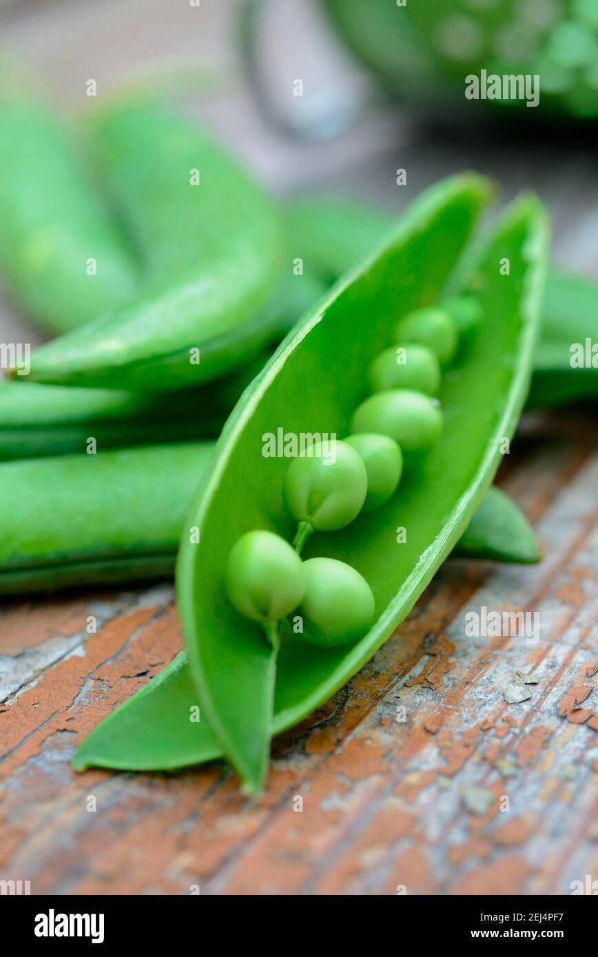 Open green pea pod hi-res stock photography and images - Alamy