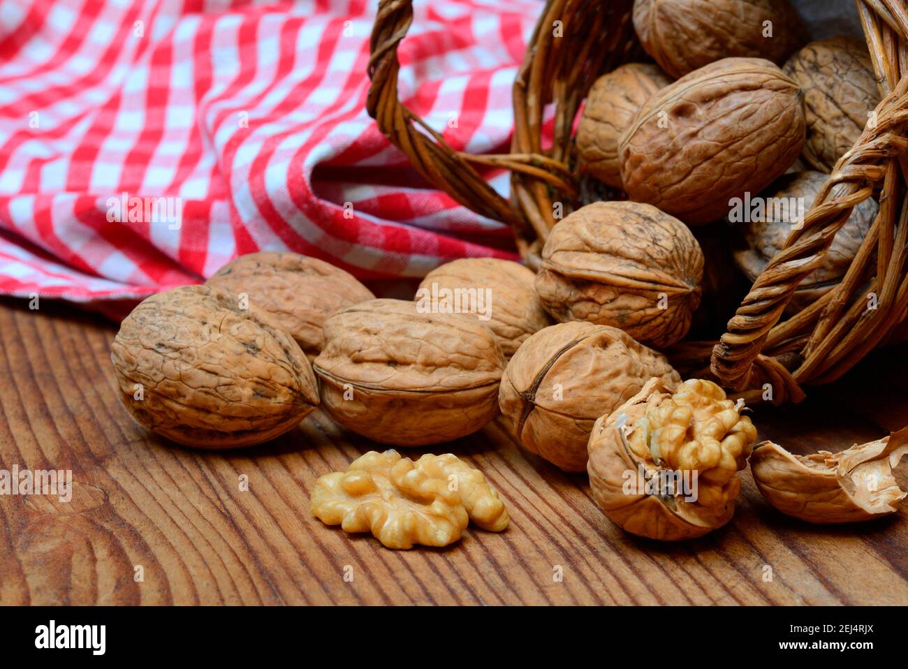 Walnuts (Juglans regia Stock Photo - Alamy