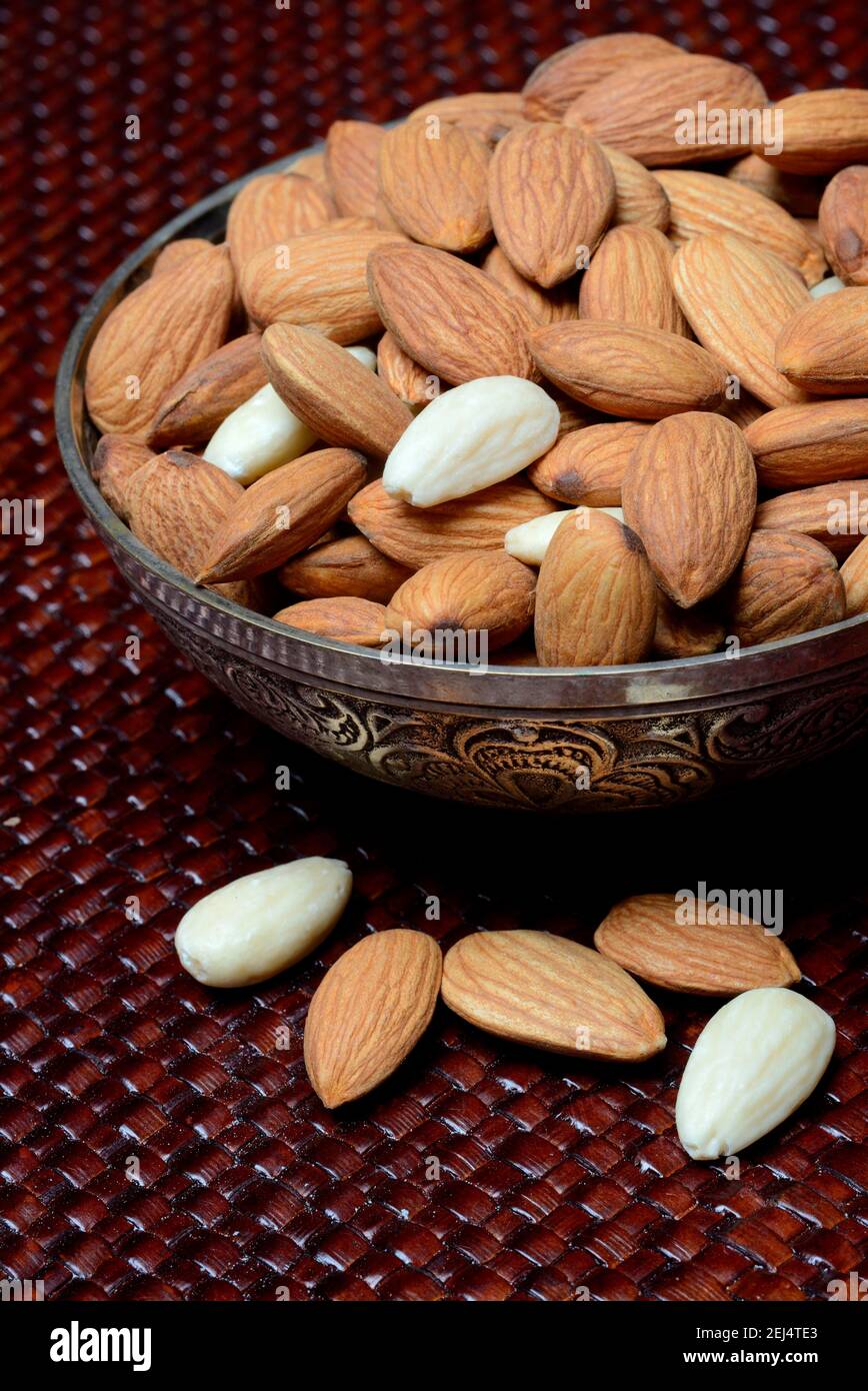 Almonds in shell hi-res stock photography and images - Alamy