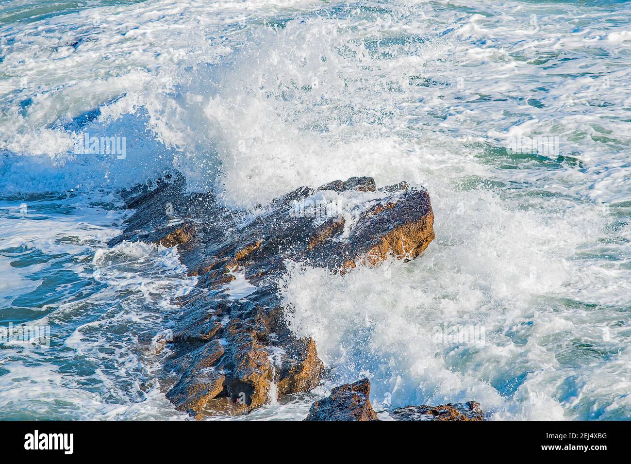 Water splashing against rocks hi-res stock photography and images - Alamy