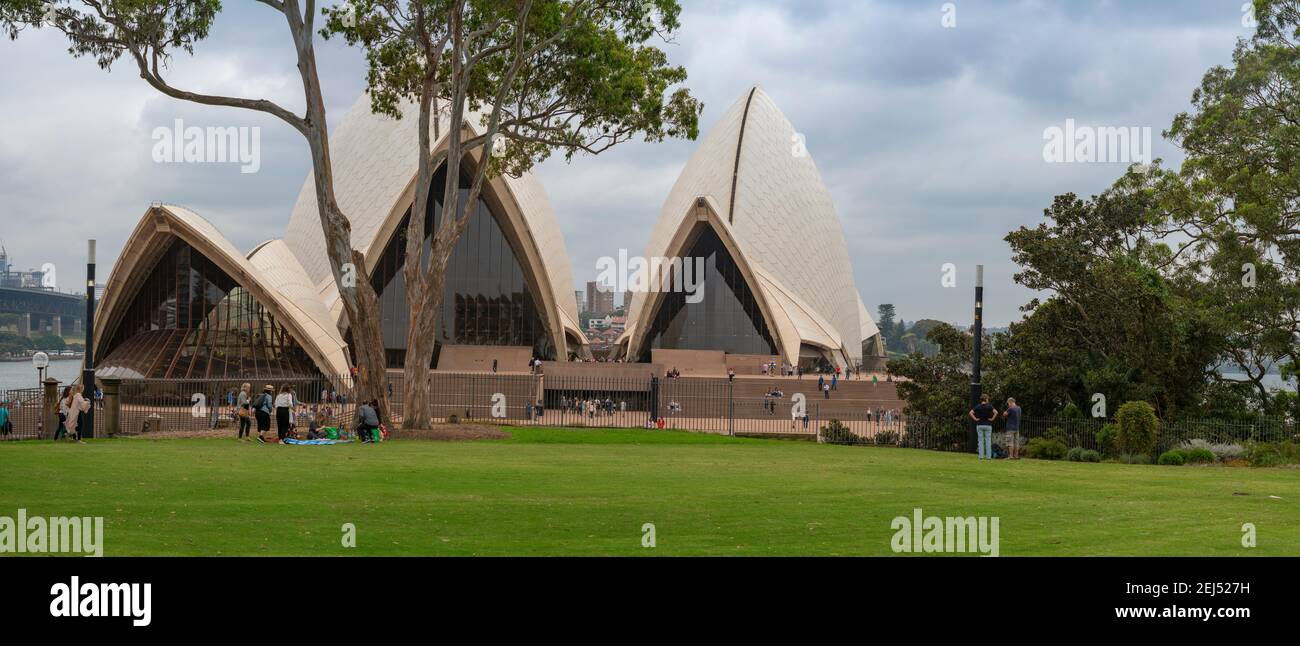 Sydney Opera House Front view from Royal Botanical Garden Stock Photo ...