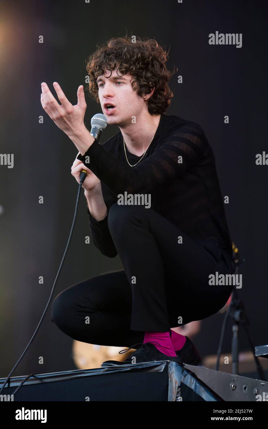 Lead singer luke pritchard hi-res stock photography and images - Alamy