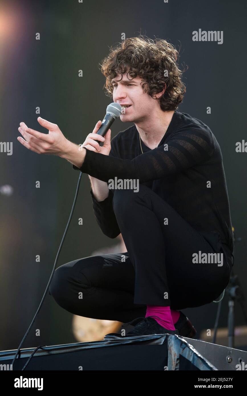 Lead singer luke pritchard hi-res stock photography and images - Alamy