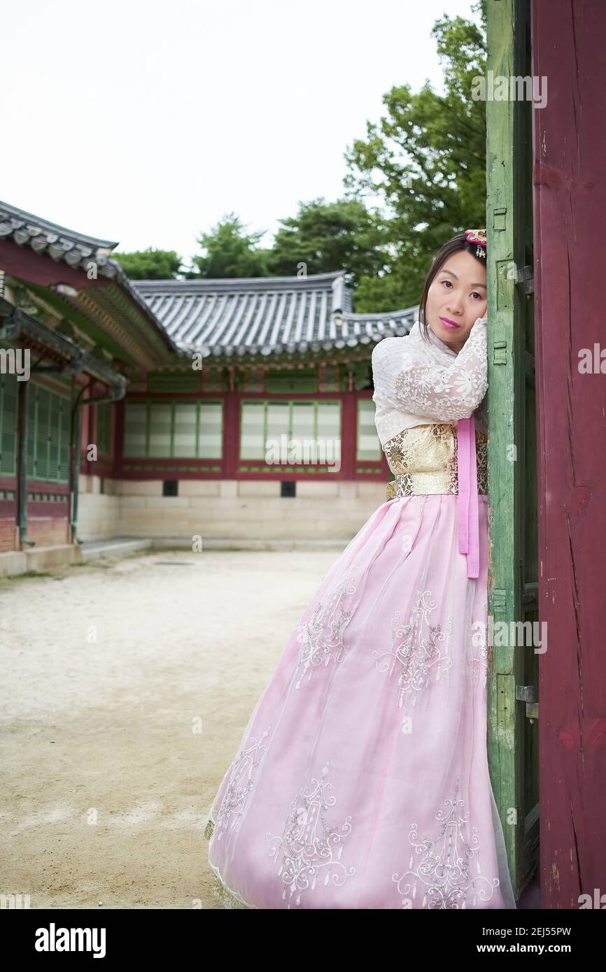 Girl in hanbok hi-res stock photography and images - Alamy