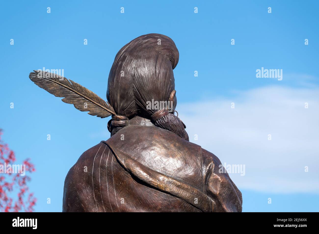 Bronze native american statue hi-res stock photography and images - Alamy