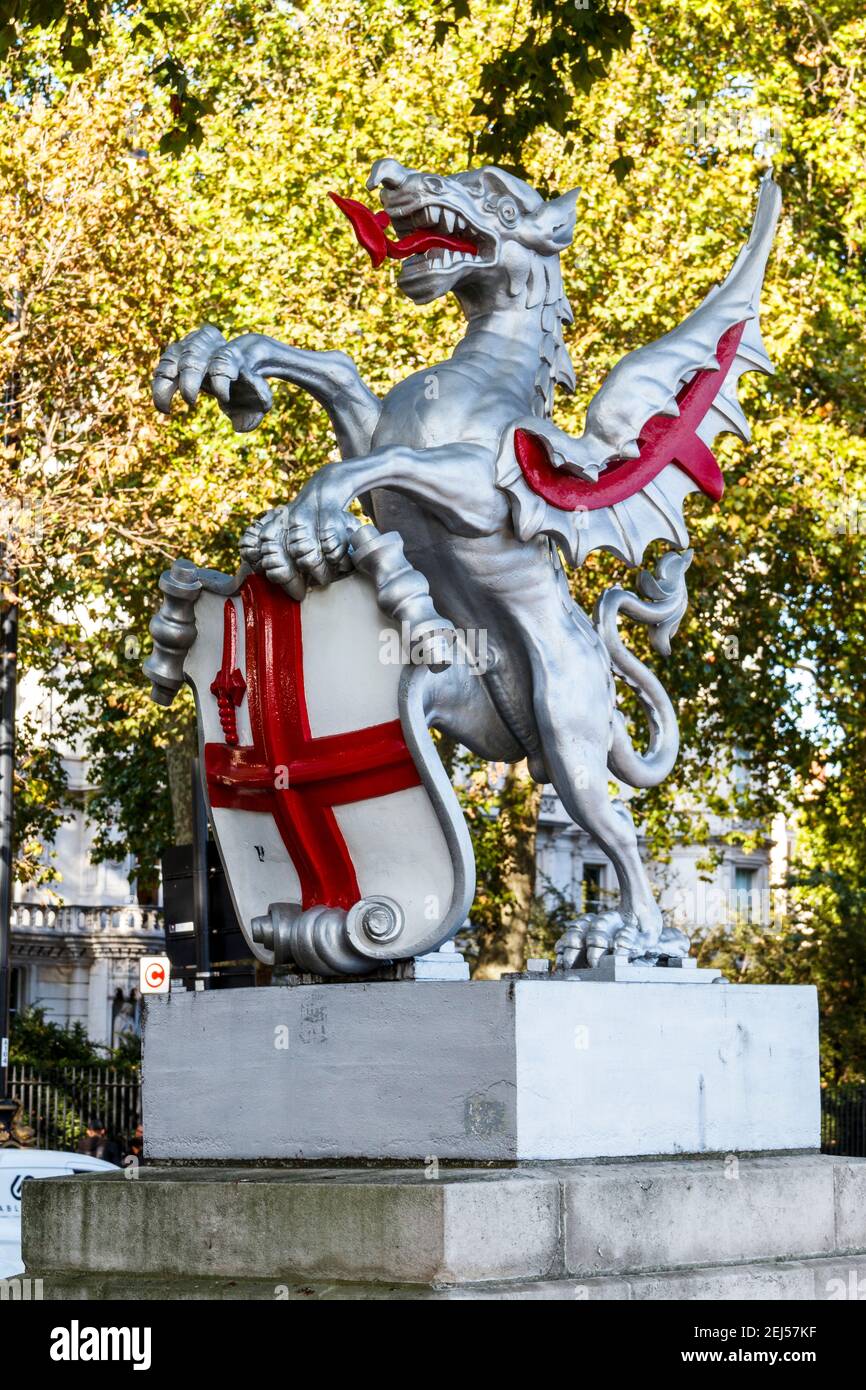 City of london dragon statue hi-res stock photography and images - Alamy