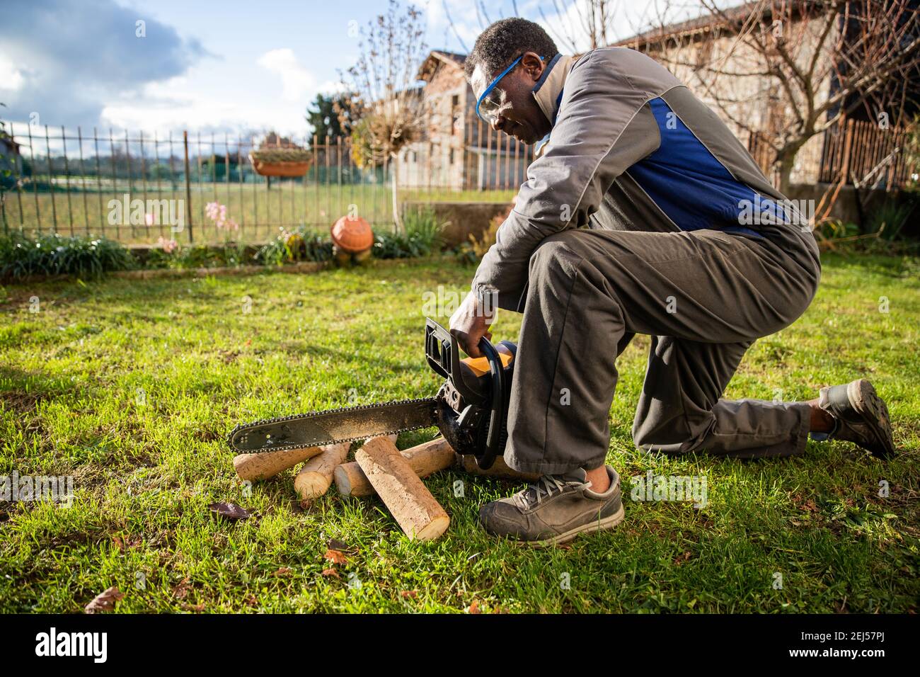 African wood work hi-res stock photography and images - Alamy