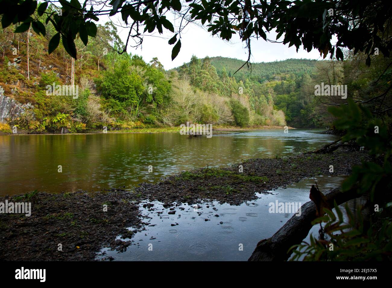 Rio navia asturias hi-res stock photography and images - Alamy