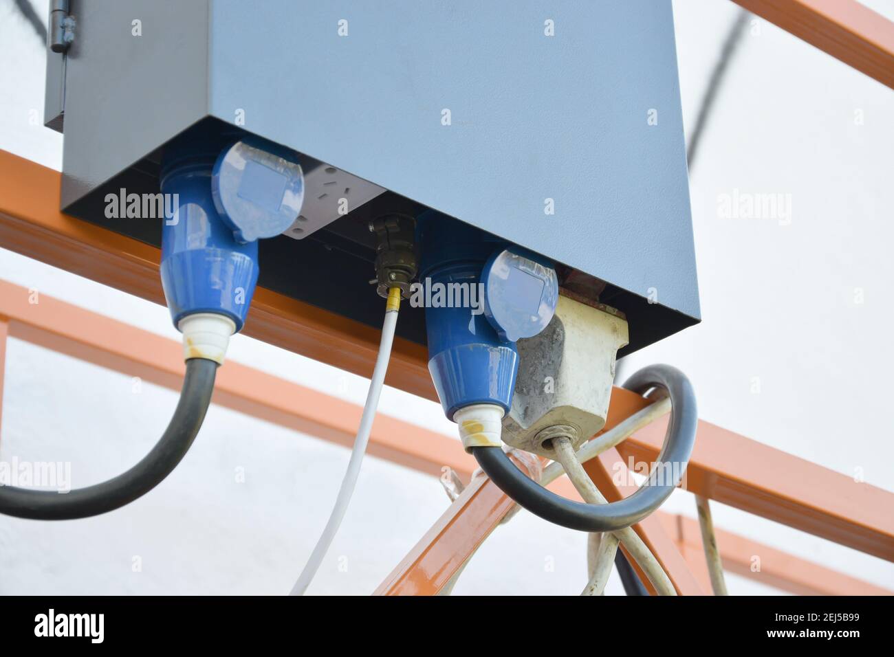 Electrical control system of suspended wire rope platform for facade ...