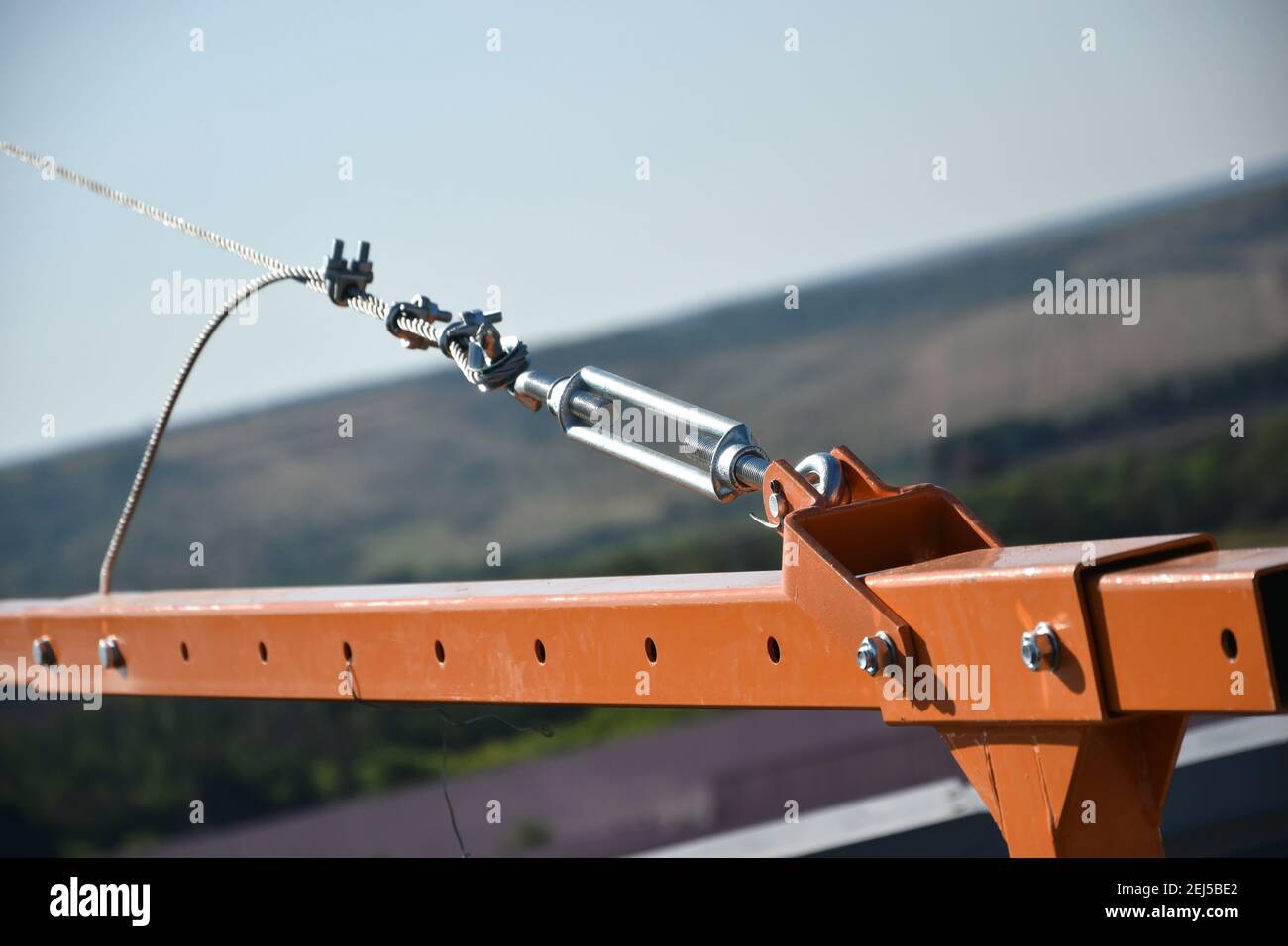 Rope lockers in rear beam of suspended wire rope platform for facade ...