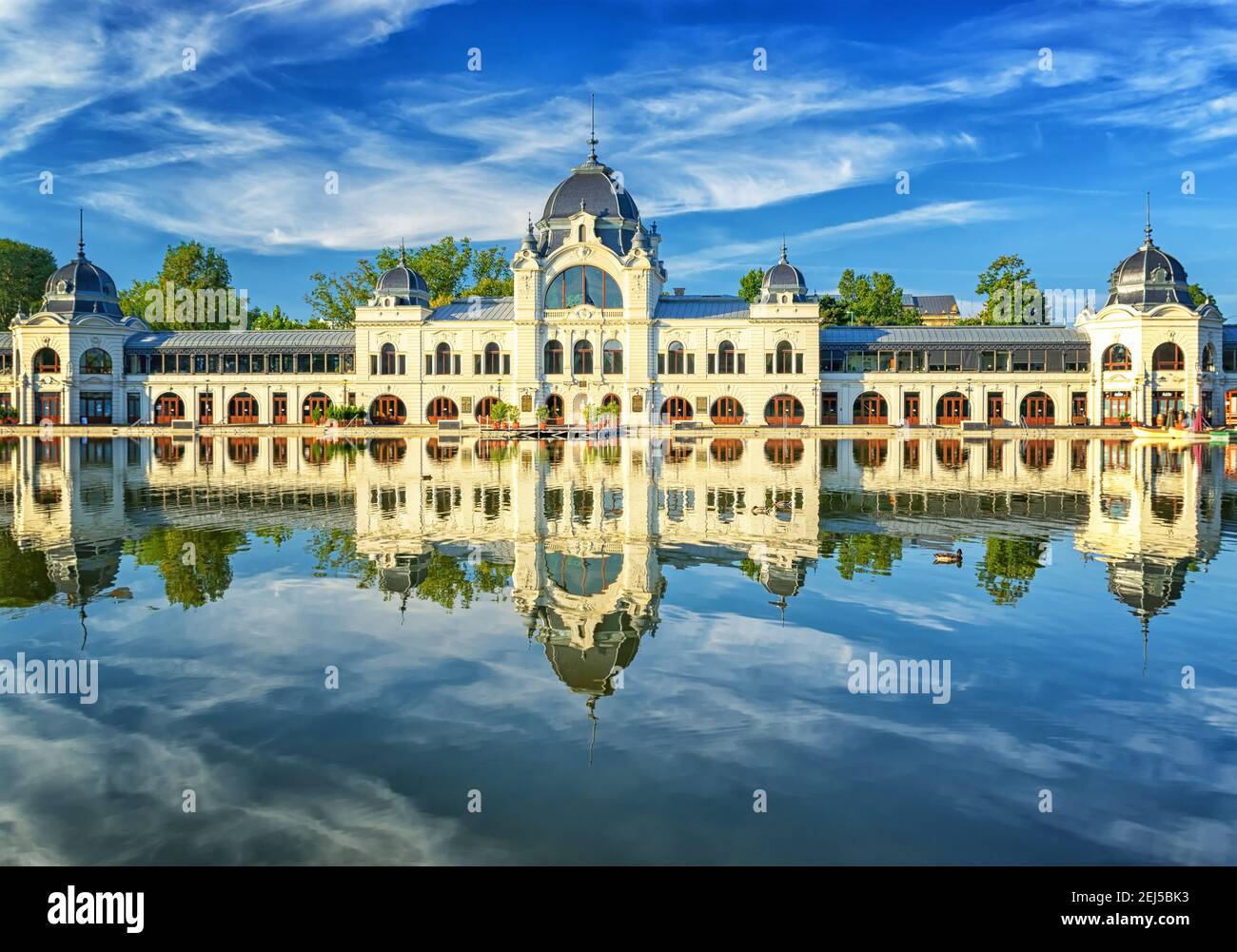 Famous ice skating rink hi-res stock photography and images - Alamy